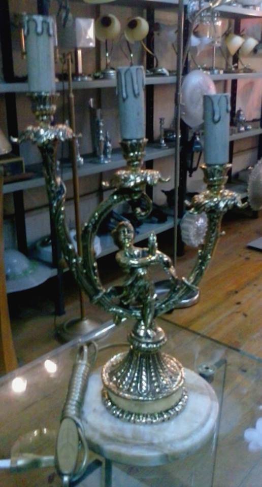 Candelabro muito antigo, transformado em candeeiro
